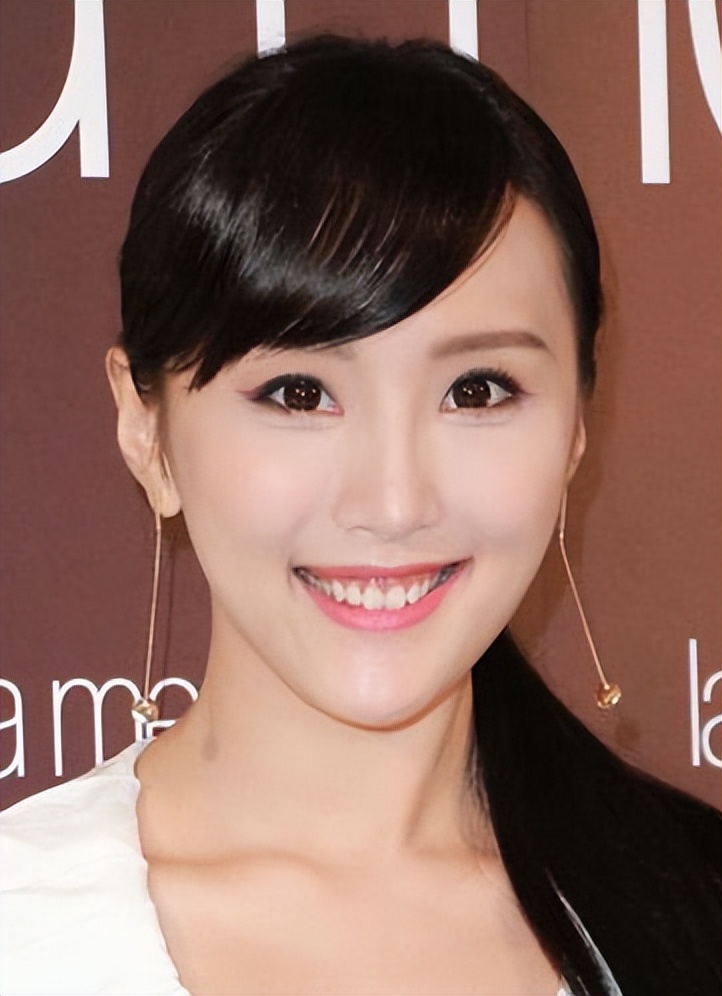 She was born as a model and quickly became popular with two tertiary ...