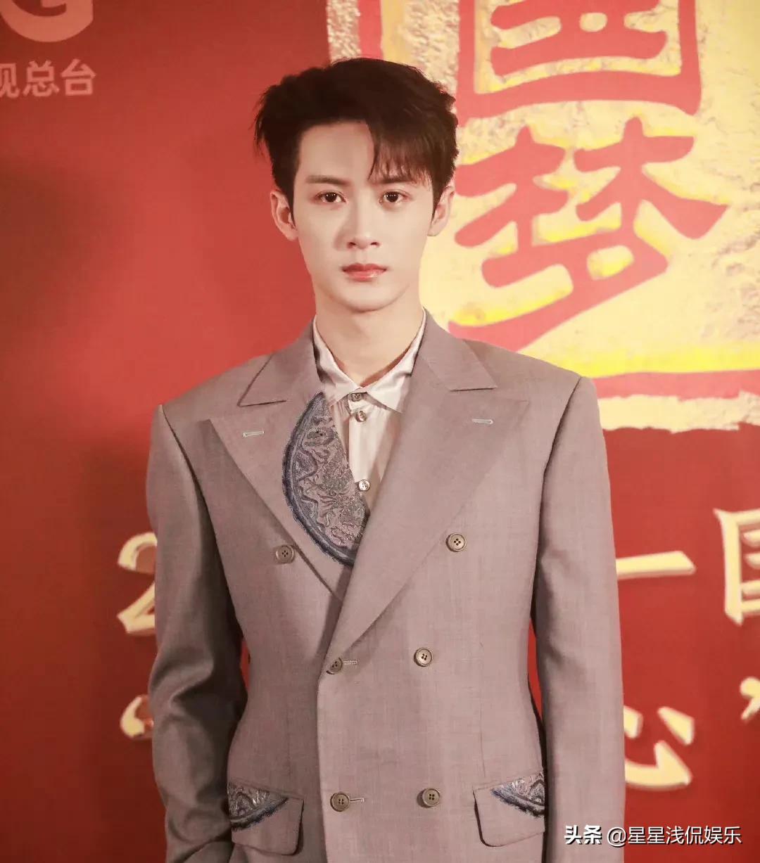 Tan Jianci posted old photos when he was 10 years old. He has been a ...