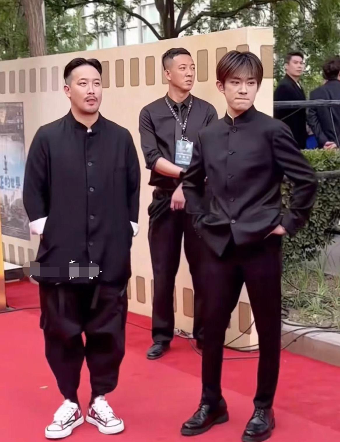 Huang Jue shakes the 26-year-old actress hand in hand, the expressions ...