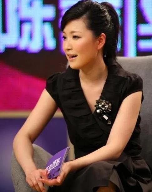 The most charming photo of Chen Rong on Dragon TV - iNEWS