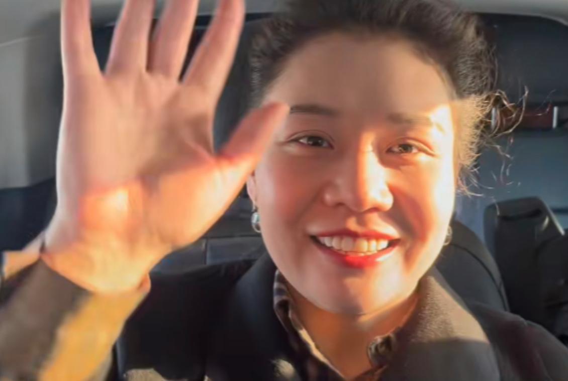 New year and new look?Brother Coat took Yuan Qing and Wang Xiangkui to a commercial performance ...