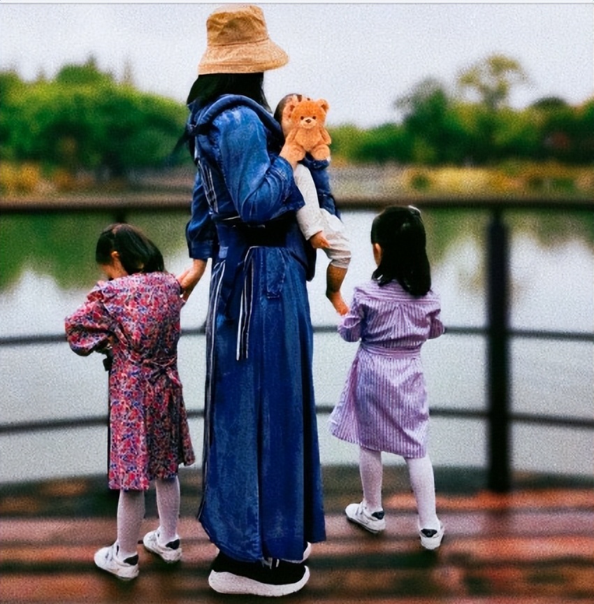 Xie Na takes 3 daughters to go out to play!Xiao Yuya's side face is chubby, and the twin ...