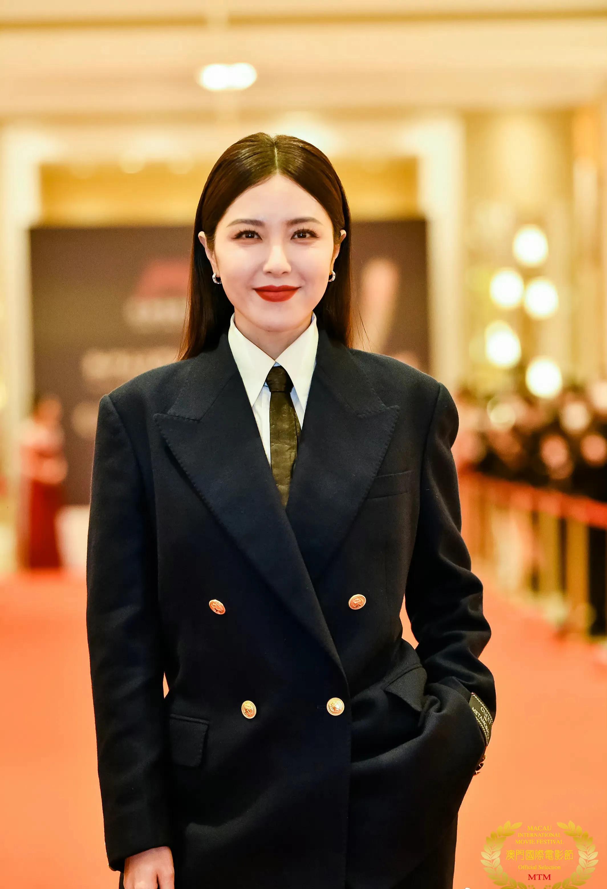 Years are a pig-killing knife, Zhang Ziyi took a photo with her old ...