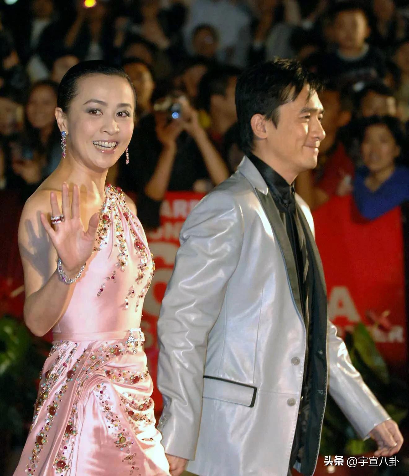 56-year-old Carina Lau appeared in a street restaurant!It's too real to ...