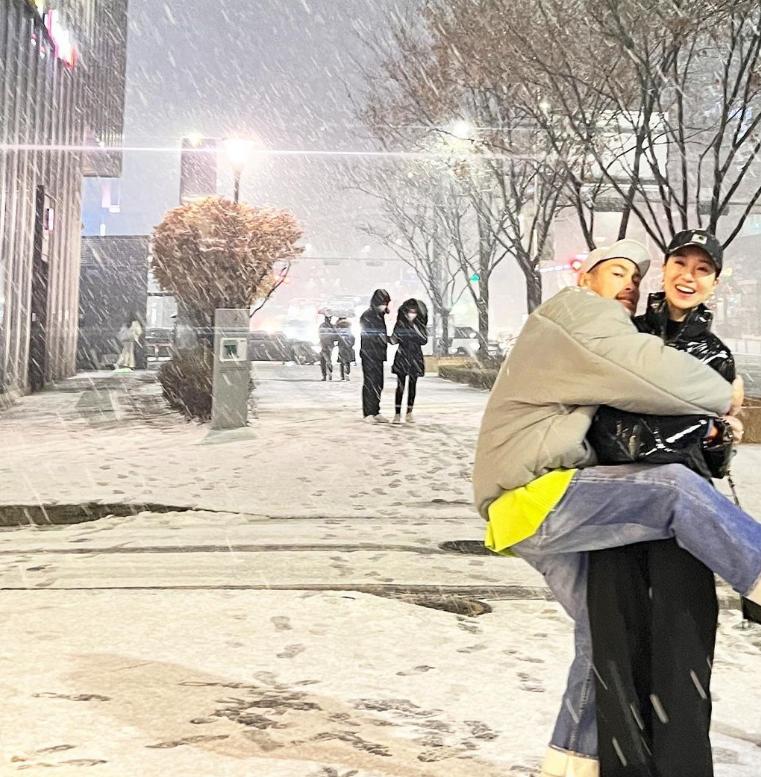 Yang Youning and Amei traveled to Seoul, the koala hugged his beloved ...