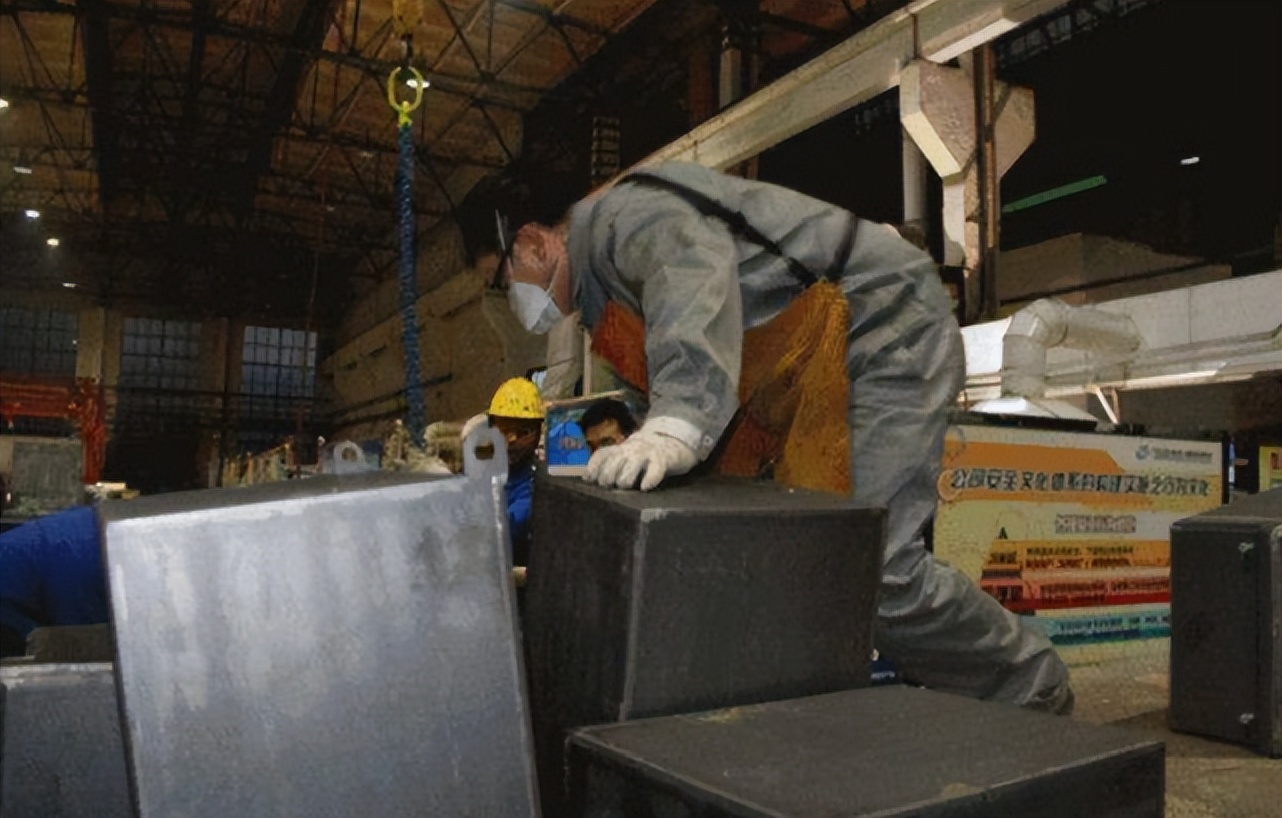 Fourth-generation main battle tanks: with unmanned turrets and large ...