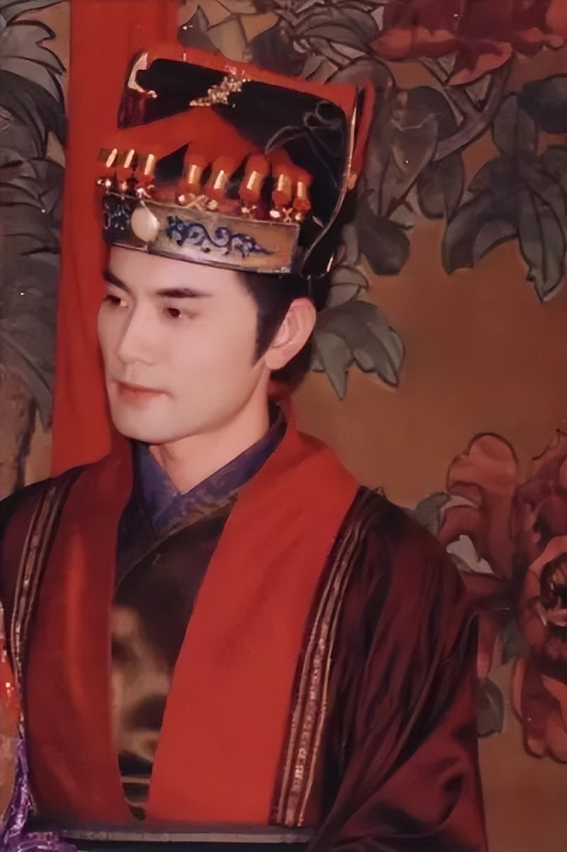 Chen Hong and Zhou Xun fell in love with him at first sight. They were ...