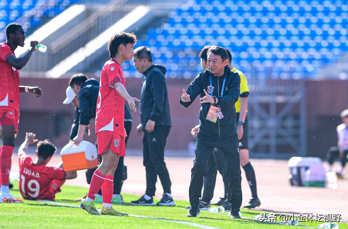 The godfather of football slapped the referee, apologized after ...