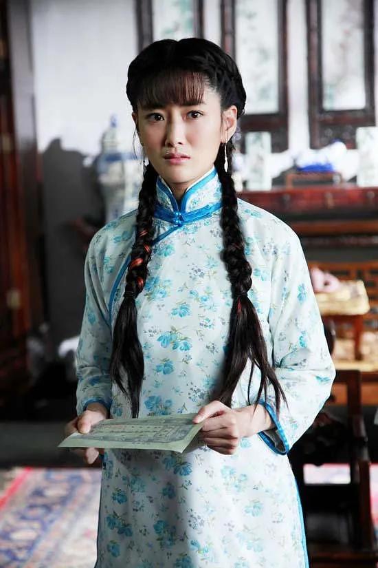 Female star Chen Jie wears cheongsam - iNEWS