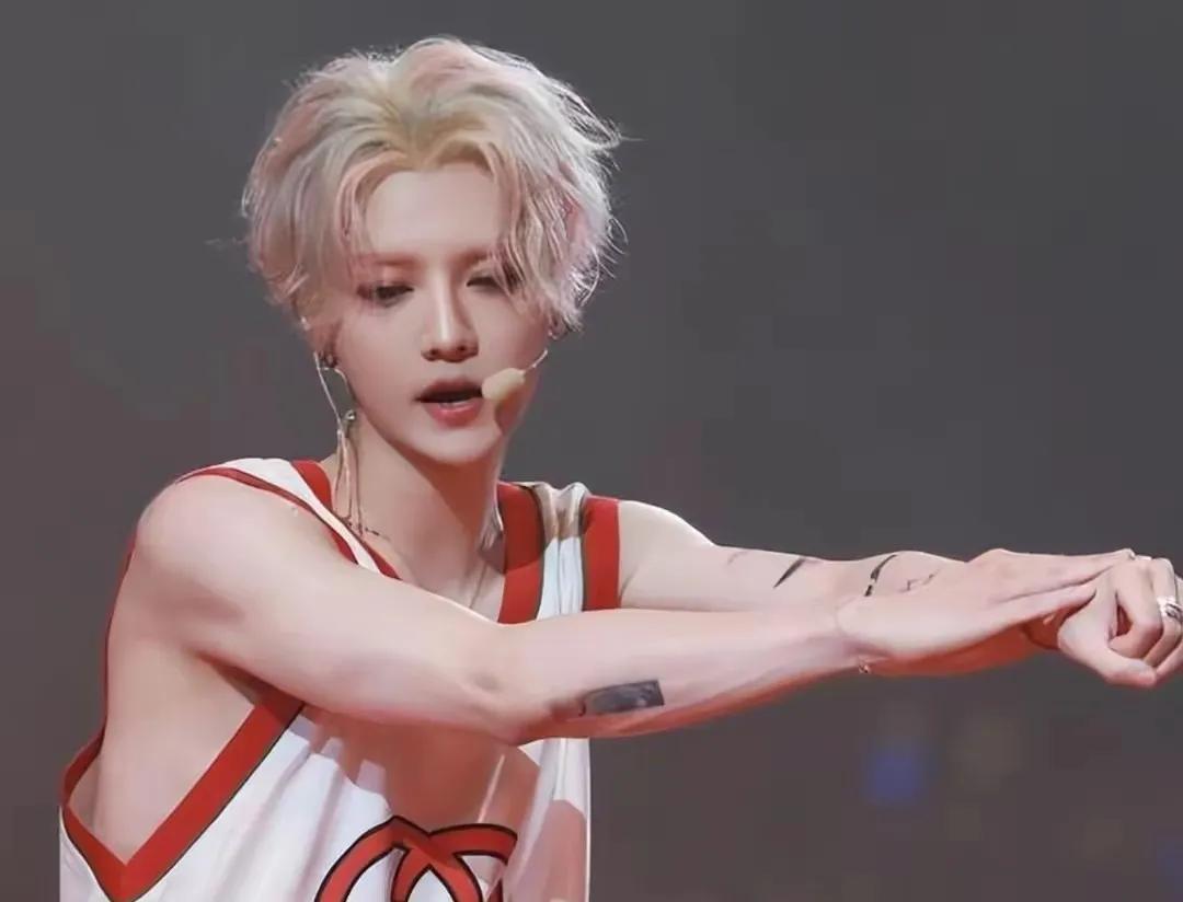 At the Lu Han concert, he showed a tough guy demeanor, no longer a ...