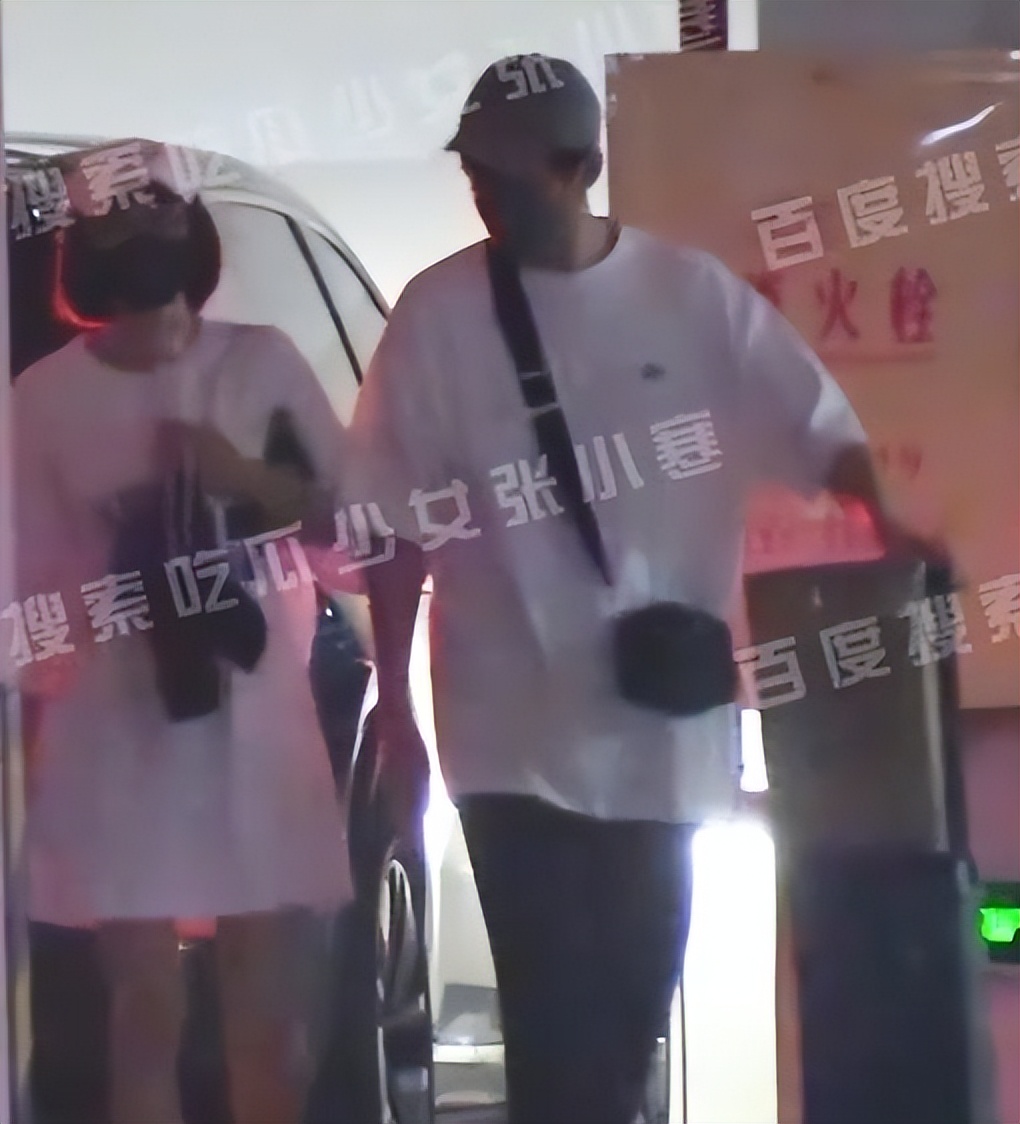 Wei Daxun and Qin Lan's love affair exposed!Sweet hand-held tour of Sanya, Yang Mi is a thing of ...