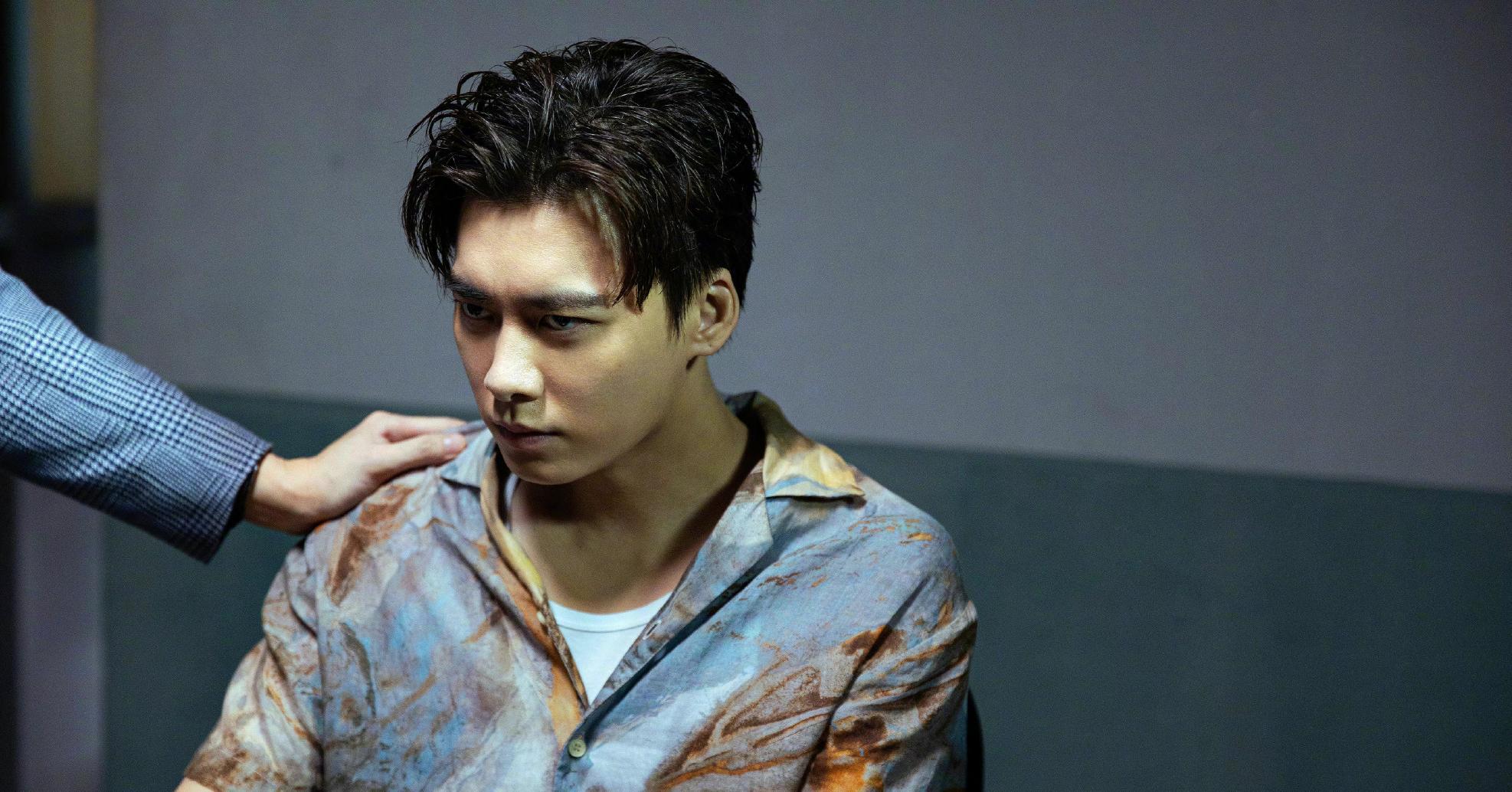 In "Night Walker", Luo Xiang, played by Li Yifeng, perfectly interprets the mission above ...