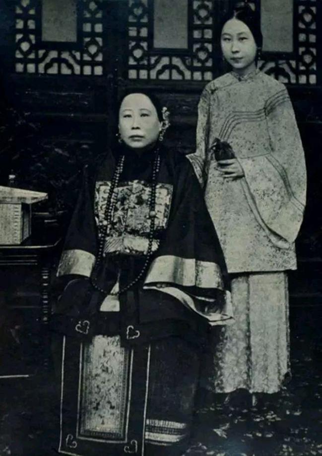 She is Zhang Ailing's grandma, the youngest daughter of Li Hongzhang ...