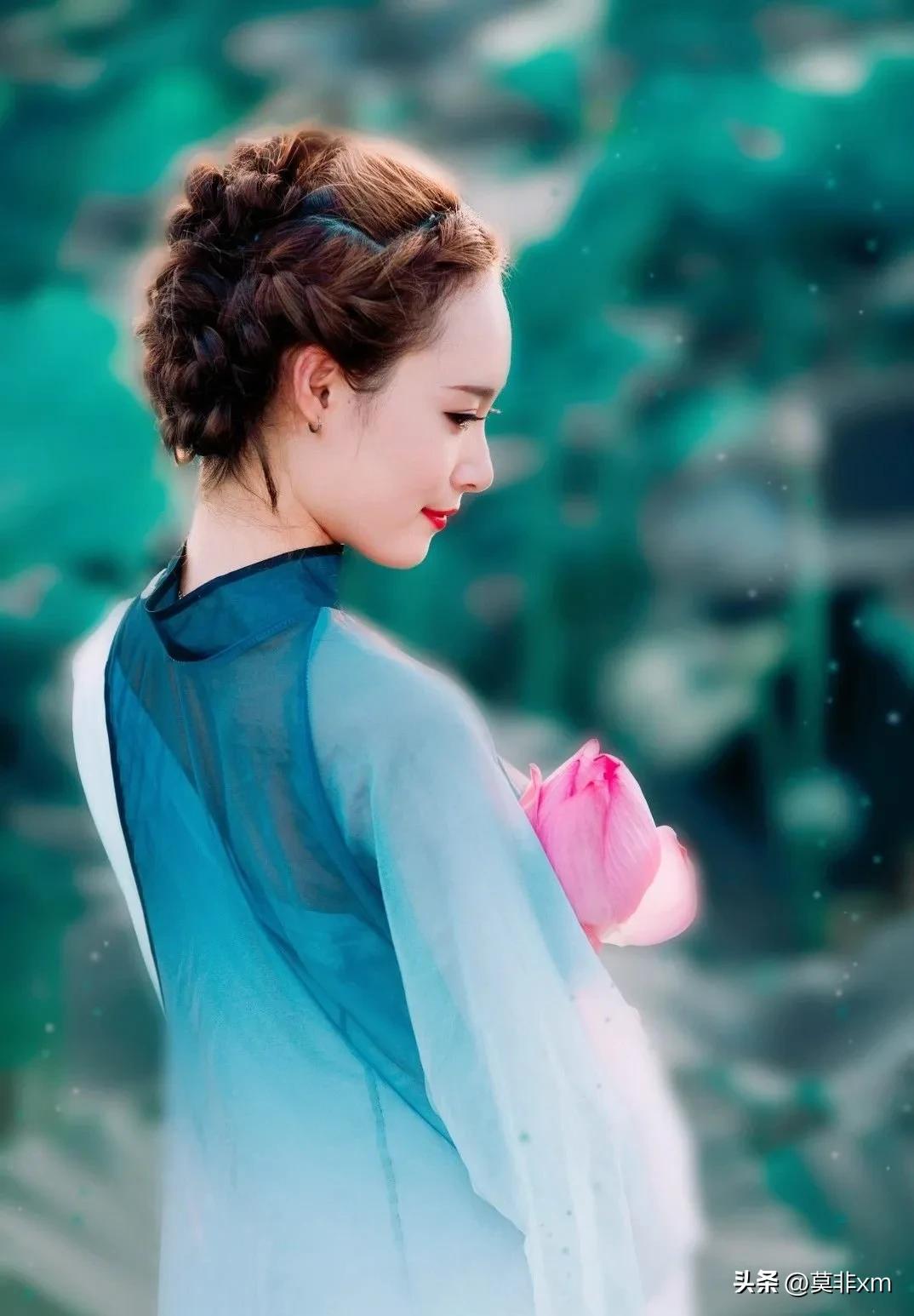 The fragrance of the lotus loves the moon and dances, Sijun's eyes are ...