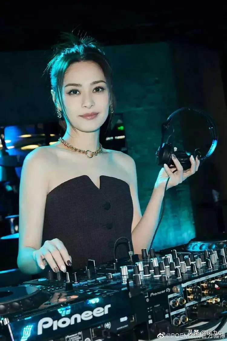 Gillian was met by chance at the fashion festival, her appearance is ...