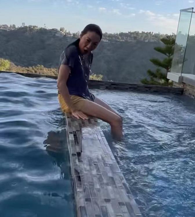 Michelle Yeoh fell into the pool in shorts!A pair of long legs are full ...