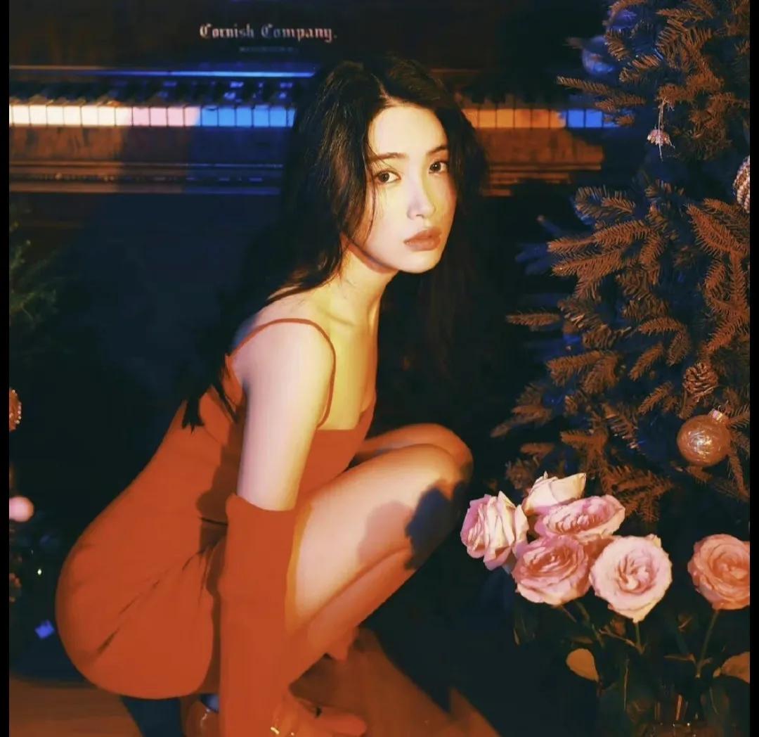 Dai Meng# Wearing a red suspender skirt, full of elegance and femininity - iNEWS