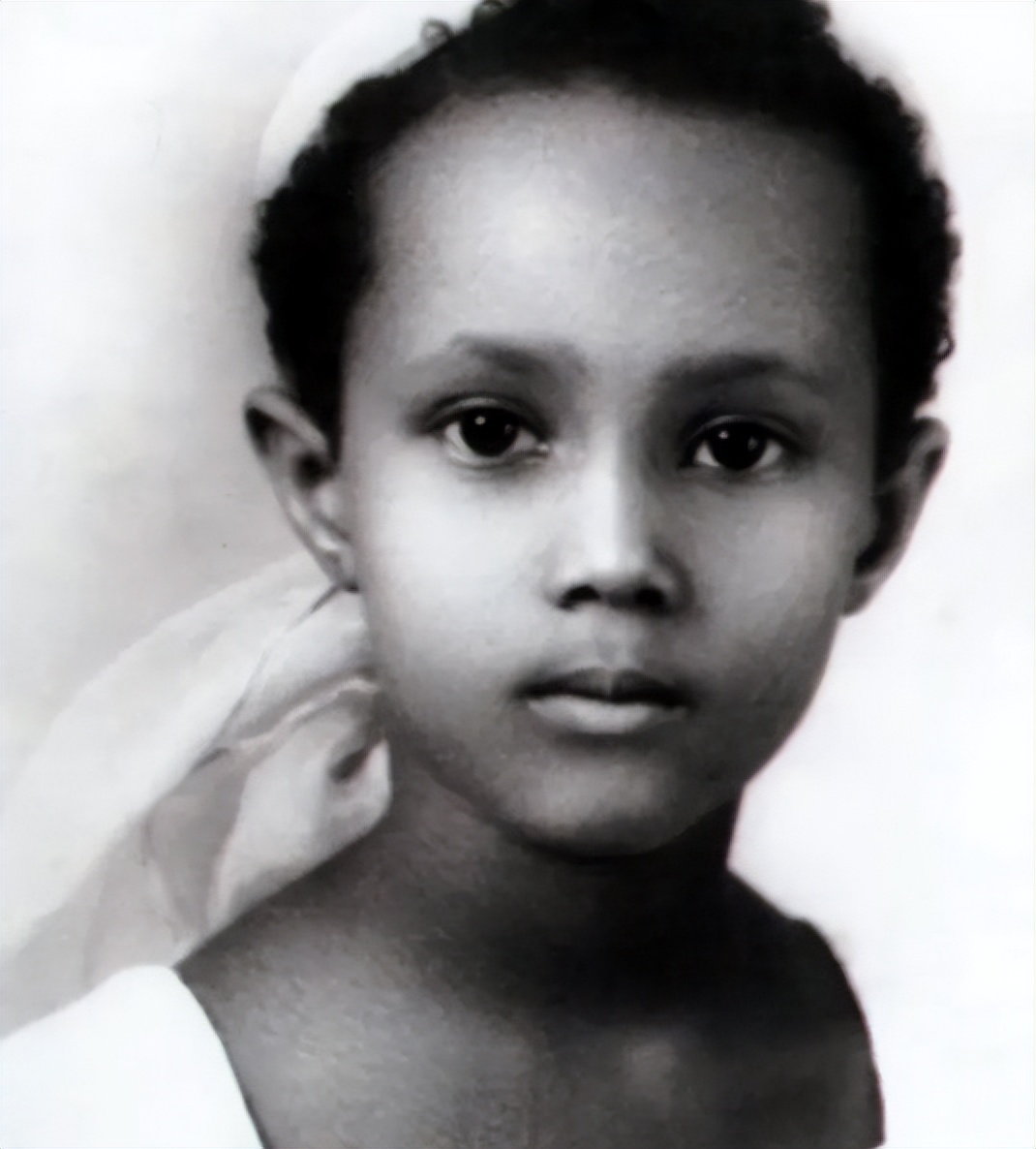 The world's first black supermodel: black body, white features, three ...