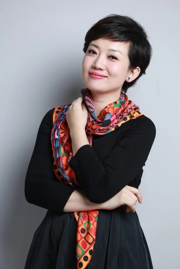 Wang Duanduan is so beautiful, and his calligraphy skills are also good ...