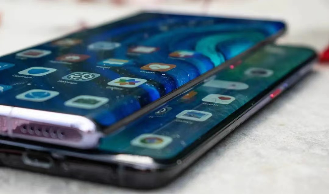 Obviously everyone likes straight screens, why are flagship phones with ...