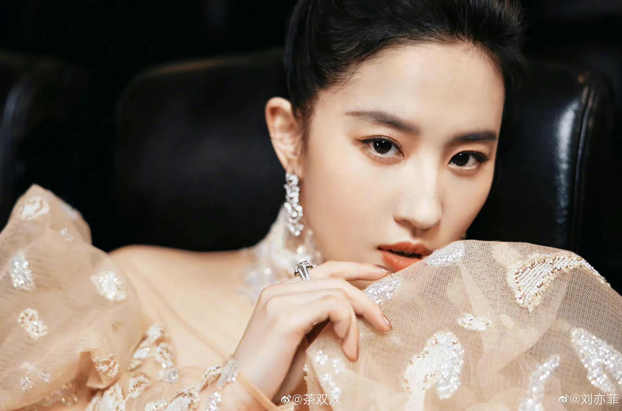 Zhang Tianai's chest, Liu Yifei's shoulders, Zhu Yilong's face, the ...