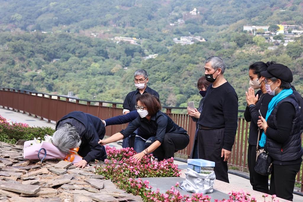 Photos of 86-year-old Ding Qiang's burial were exposed. His beloved ...