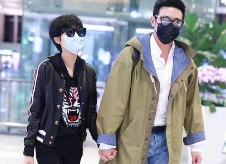 A recent photo of 45-year-old Bao Lei, wearing tight pants with slender ...