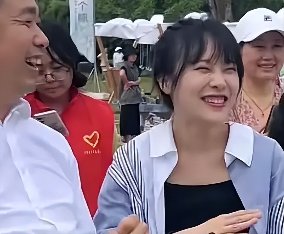 The plain face of Mr. Huang, who was digging and digging, was exposed ...