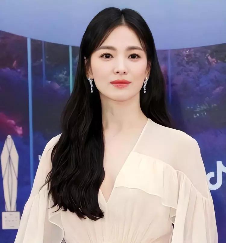After Song Hye Kyo won Baeksang TV, she was very excited in her ...