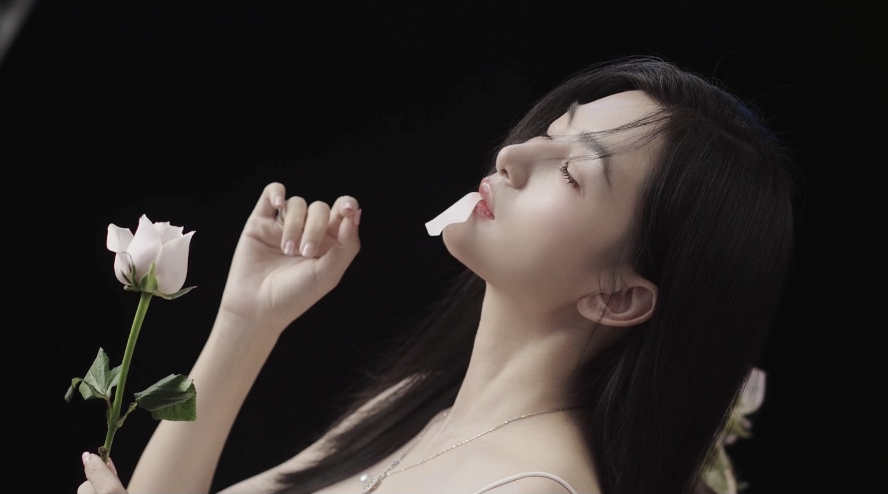 Long Yili's new photo shows her face again, fresh and refined, it can ...