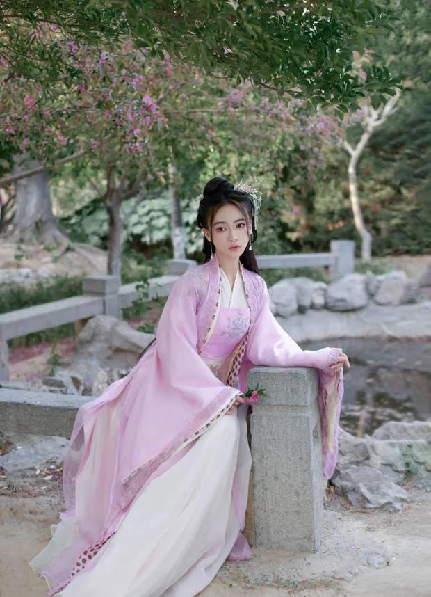 Wu Jinyan dressed in pink ancient clothes, elegant and fresh, hand ...