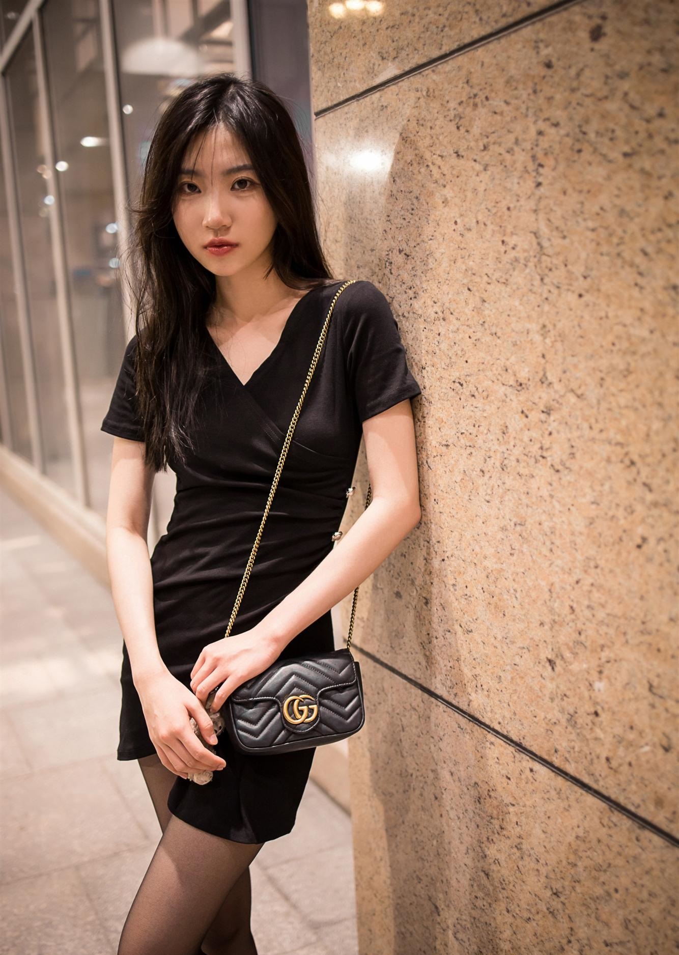 How do small girls wear dresses?This combination looks thin and sexy ...