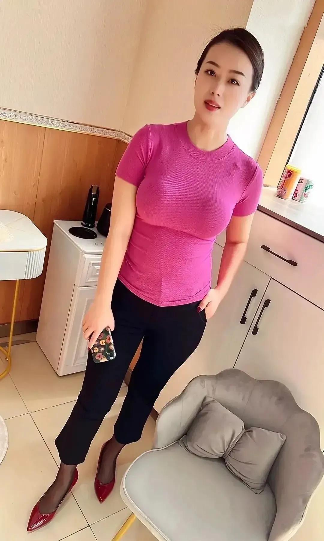 The chubby beauty aunt likes to take selfies, she is very sexy and ...