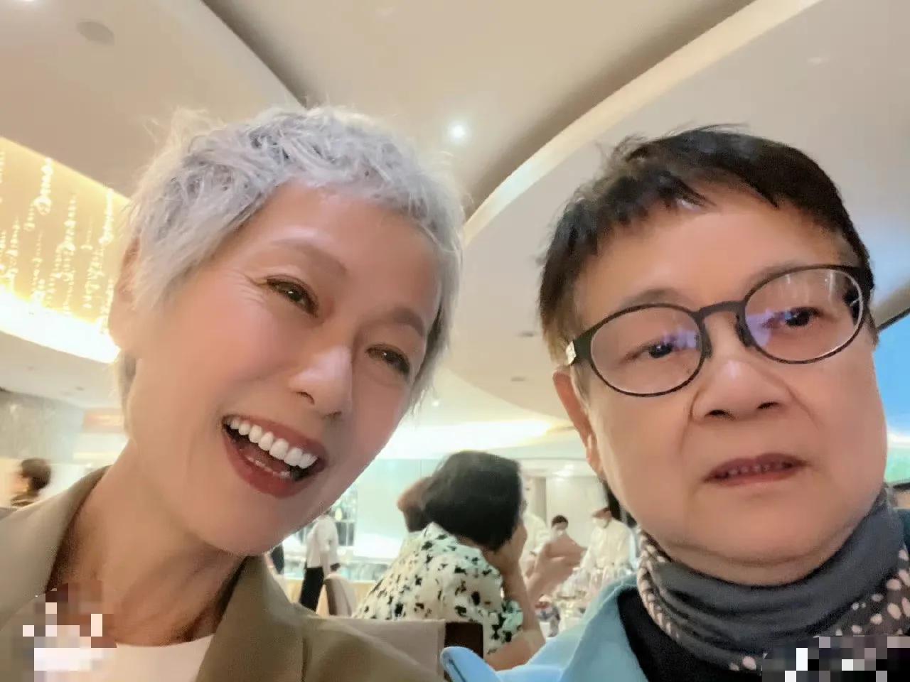 "Xu Xian" Ye Tong attended the party without makeup, wearing leopard ...