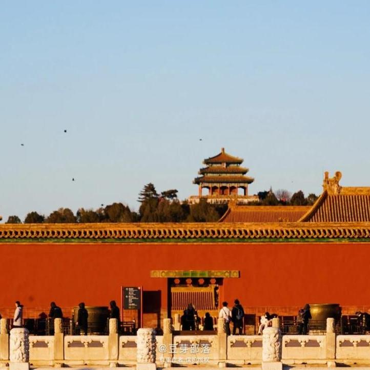 Before the palace gate was opened, the palace wall was on fire first ...