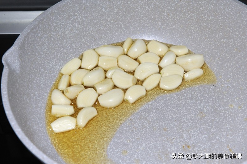 Chef Geng's menu: Beef Diced with Golden Garlic and Black Pepper - iNEWS