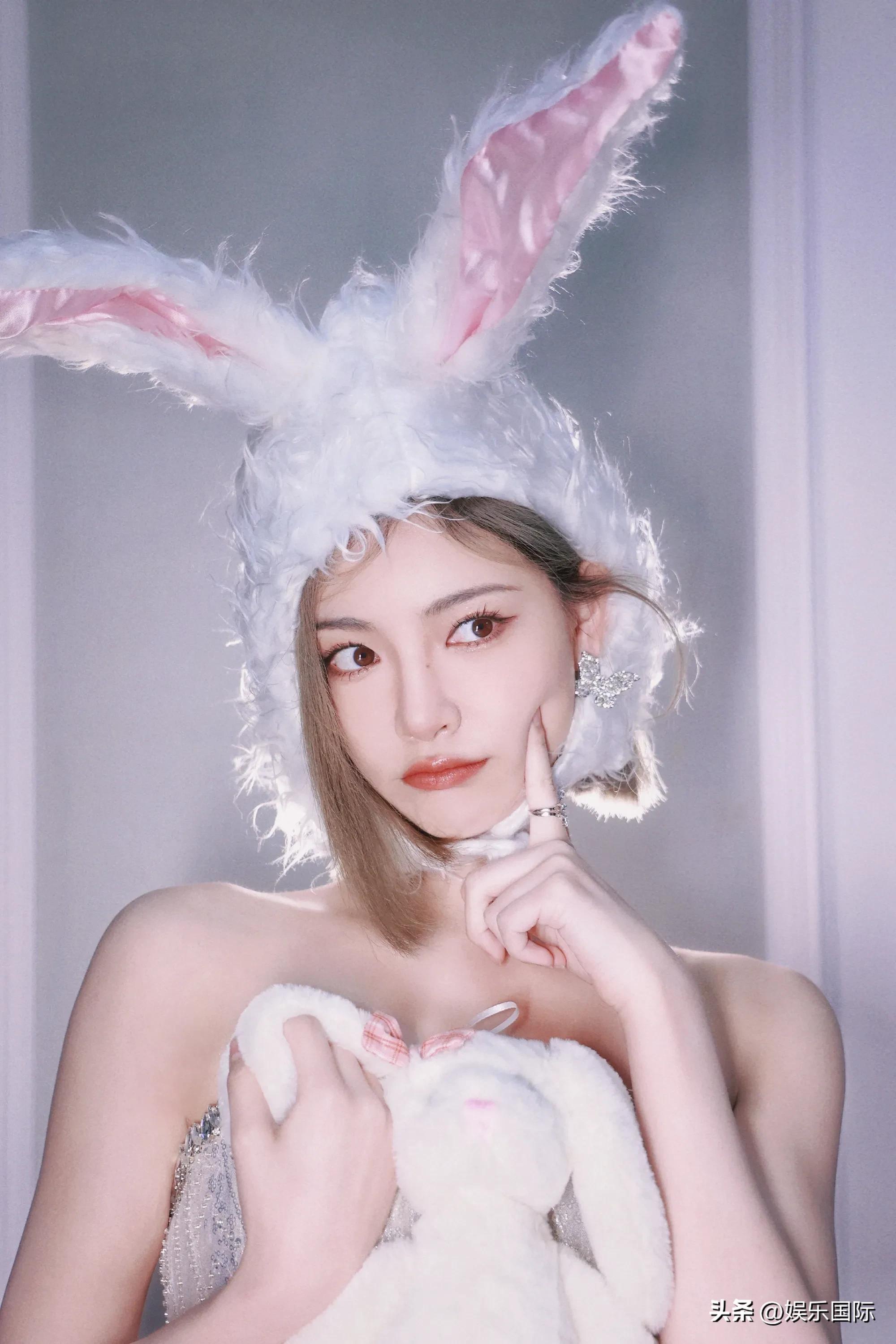 Xu Jiaqi pretends to be a cute rabbit with snowy skin and fragrant ...