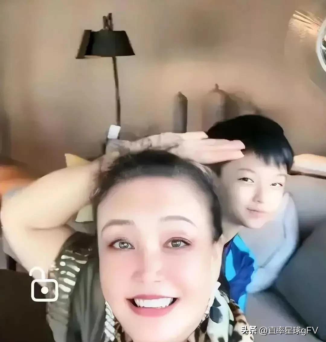 Wang Xiaofei bid farewell to her children! 7-year-old Wang Xixuan's face is full of displeasure ...