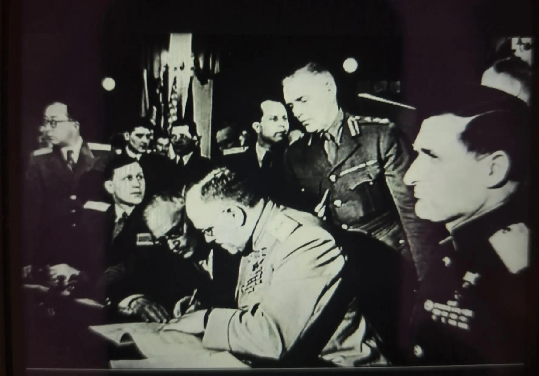 "War Frenzy" - Hitler's End - iNEWS