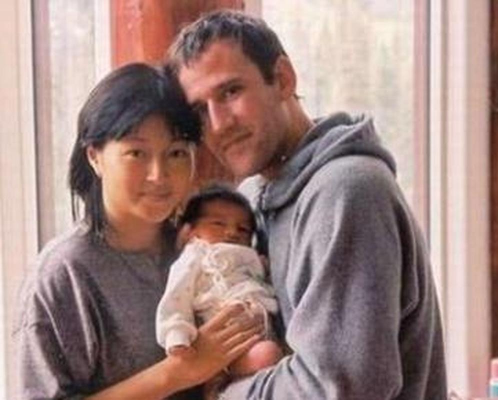 52-year-old Li Qihong's makeup photo is exposed, her nose is red, and ...