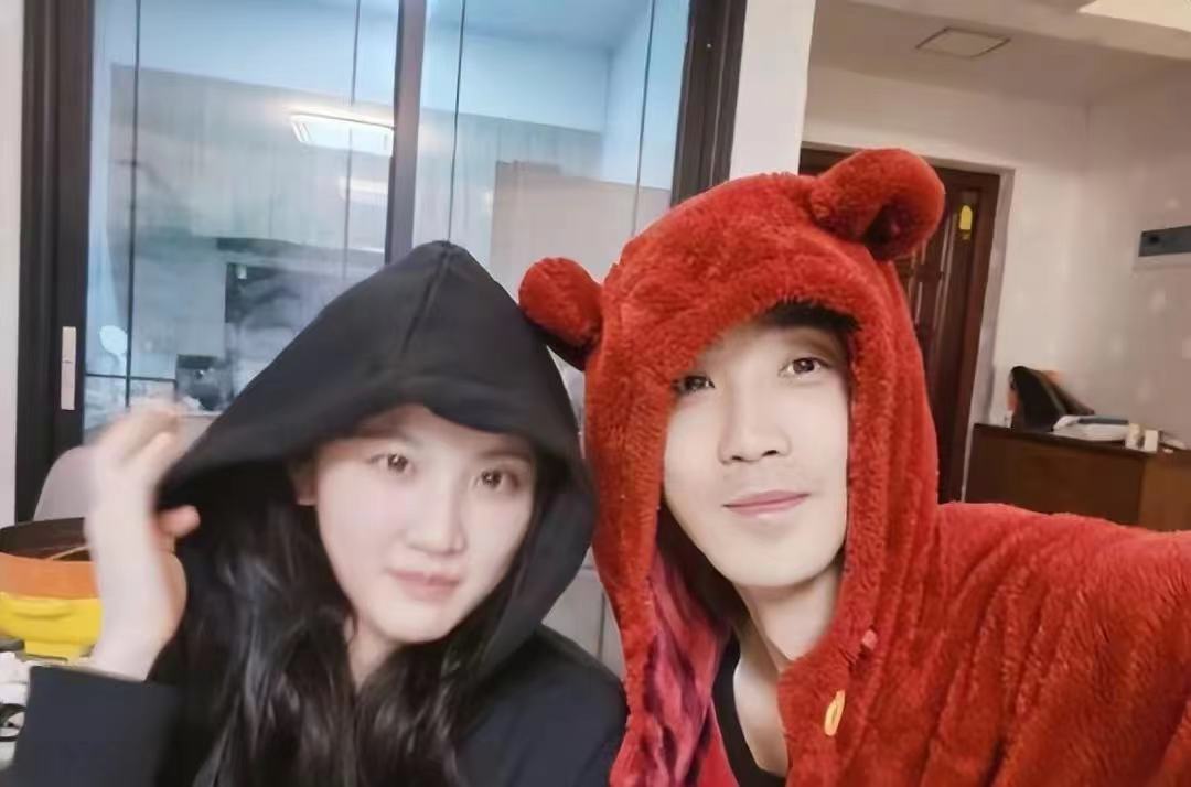 Mou girl reveals new love affair! Leaning on the shoulders of her ...