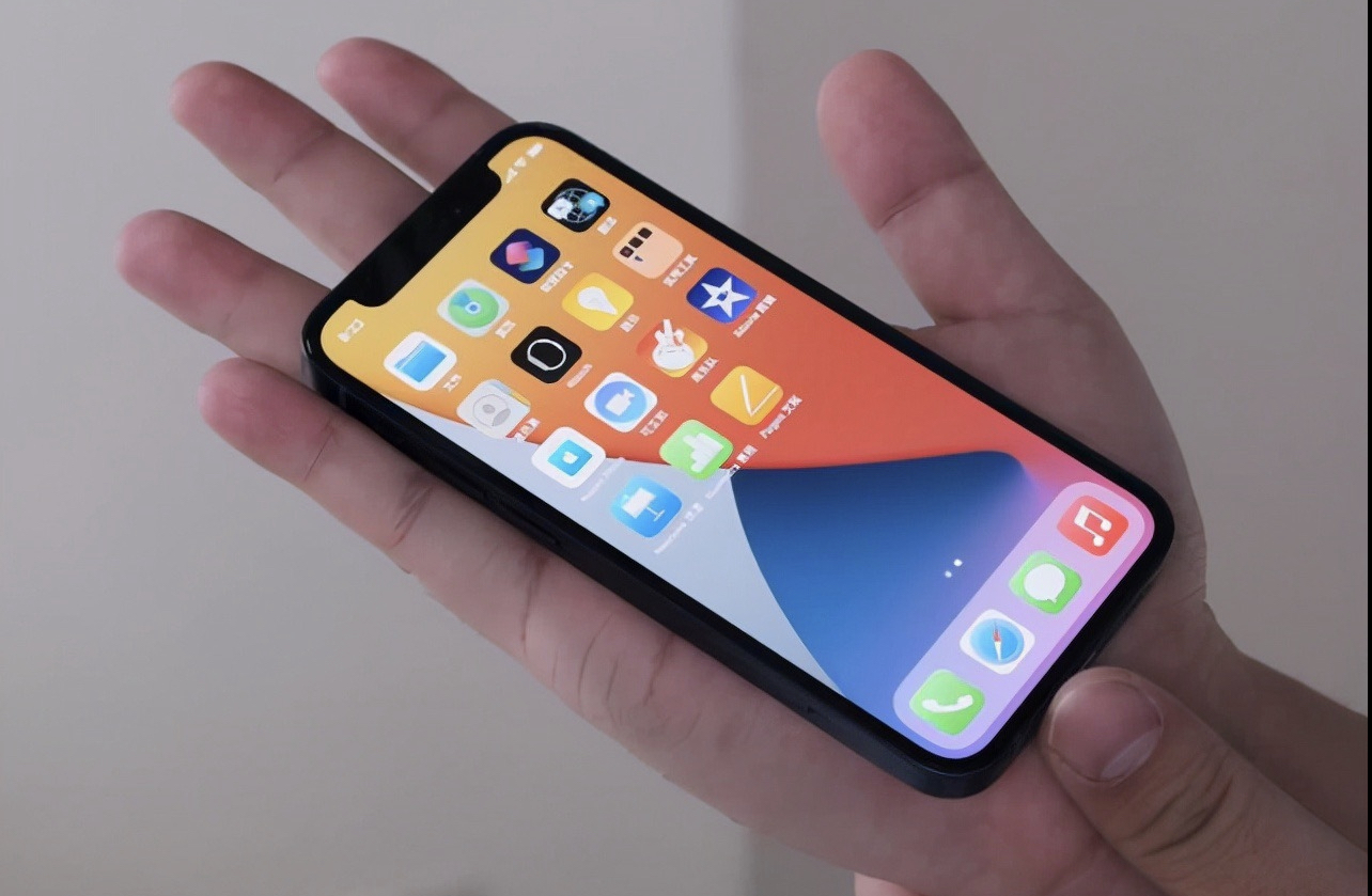 Why can't Apple even sell flagship phones with small screens?iPhone 14 ...