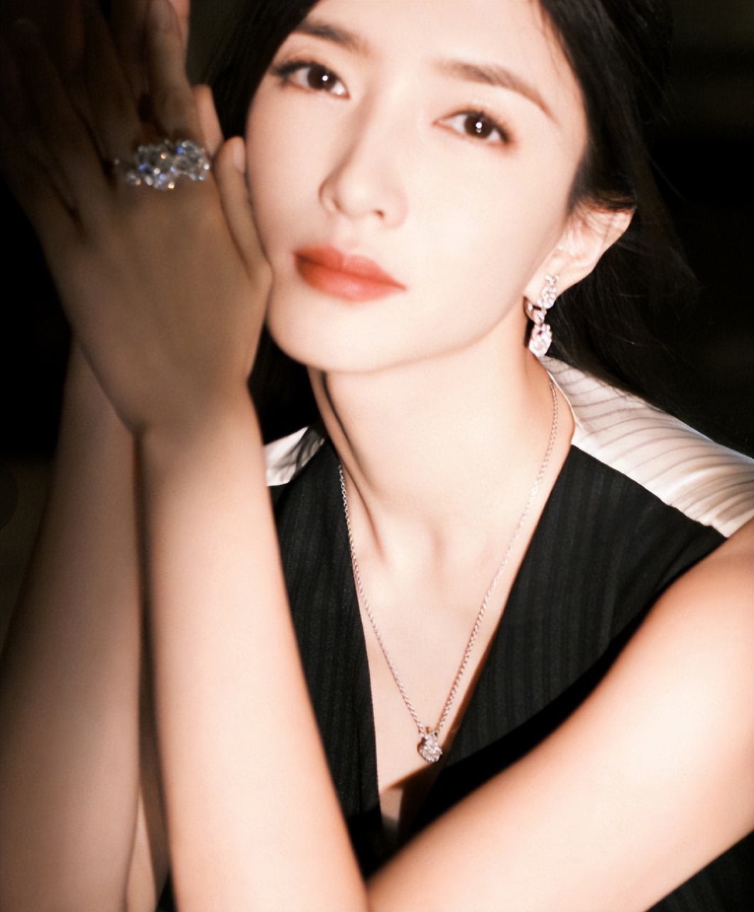 Jiang Shuying shows extraordinary temperament - iNEWS