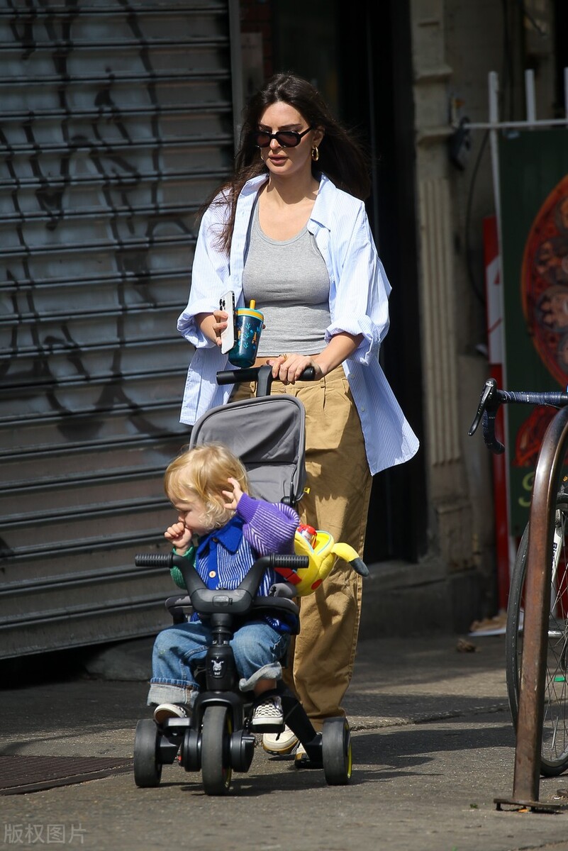 Emily Ratajkowski looks so good in a shirt and vest, she doesn't look ...