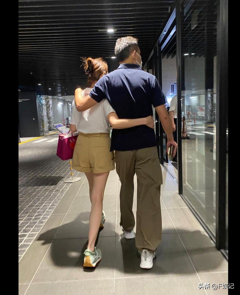 Lin Wenlong, Guo Keying, hugging each other and walking on the street ...
