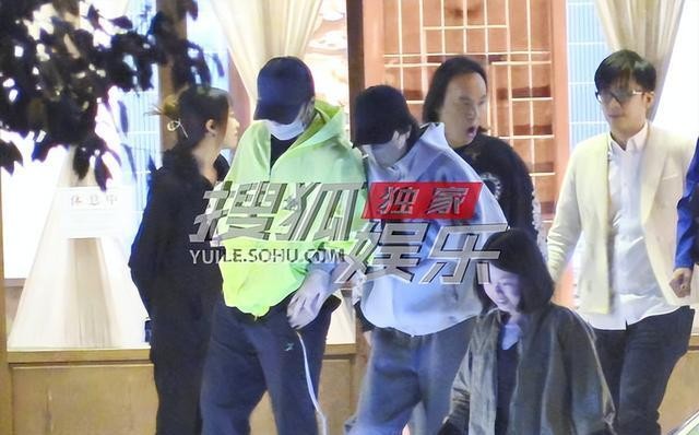 Exclusive: Faye Wong and Nicholas Tse hold hands at dinner, recreating their early love photos ...