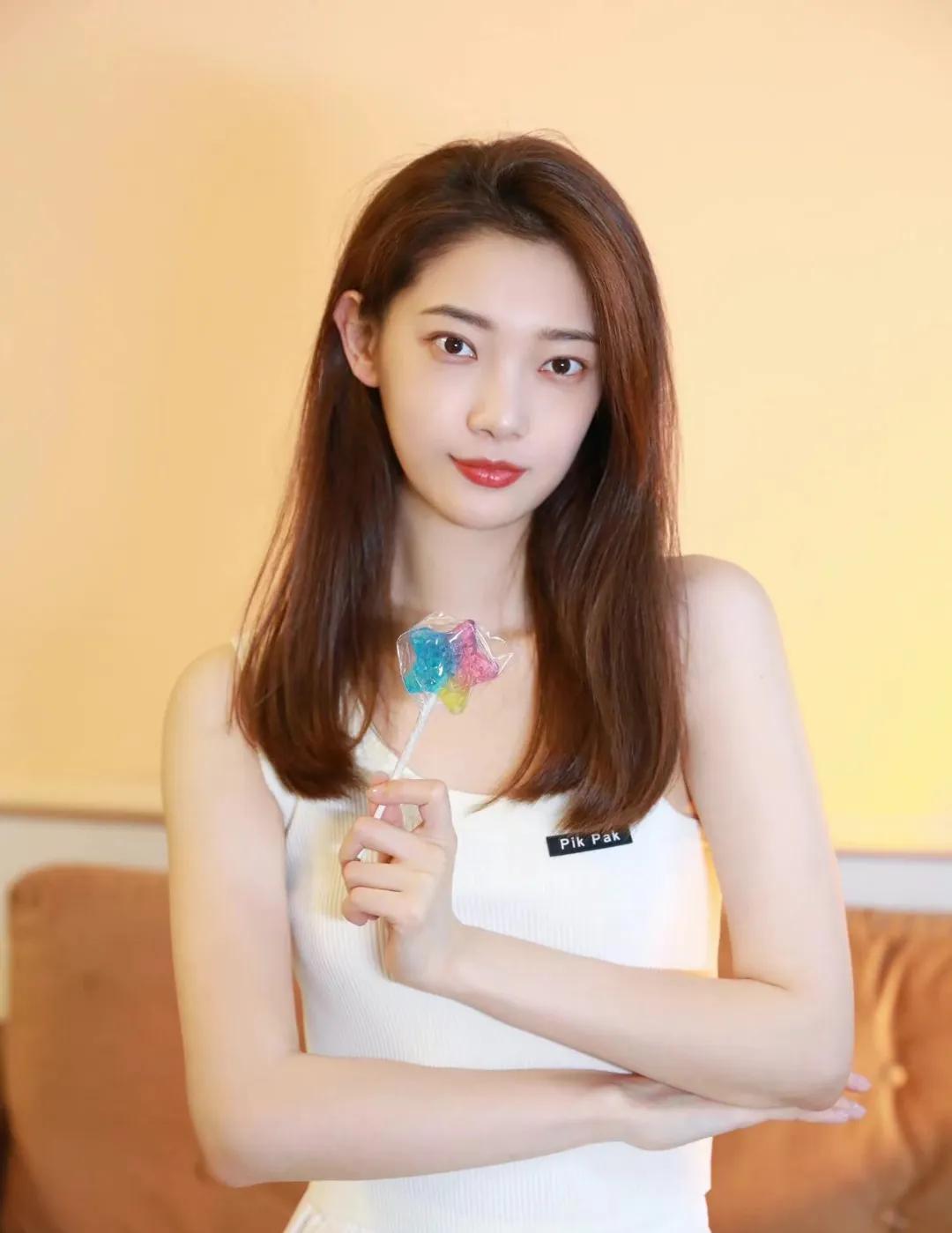 Beauty star Tian Yitong - iNEWS