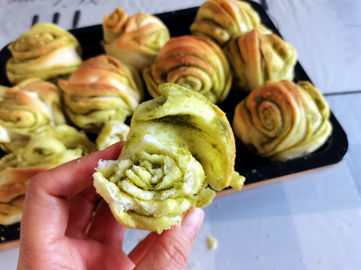 Crispy Roasted Flower Rolls - iNEWS