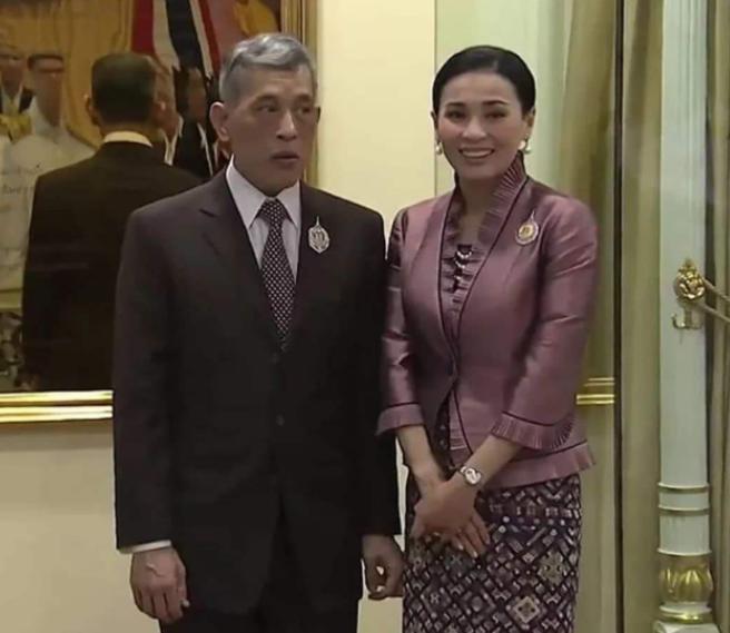 43-year-old Suthida "moved out" of the palace, and the Queen Mother ...