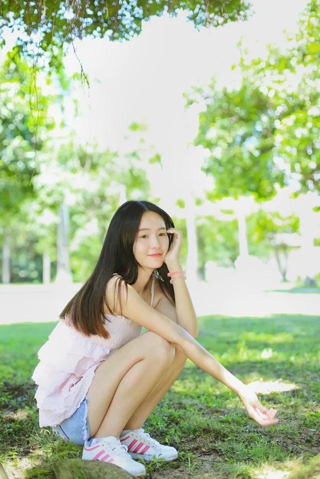 Beautiful school flowers beautiful and fresh outdoor photo - iNEWS